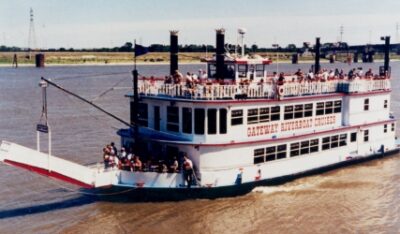 Riverboats at Gateway Arch | The History & Riverfront Tours